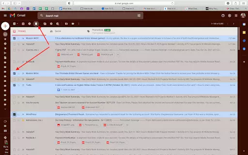 Trong Gmail, bạn có thể chọn nhiều email để xóa